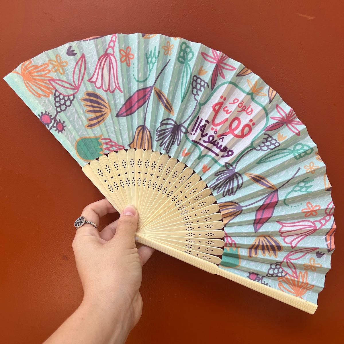 Hand Fan Helwe w Awwiye w Mshawbe (حلوة و قوية و مشوبة) eventail مروحة – Luanatic