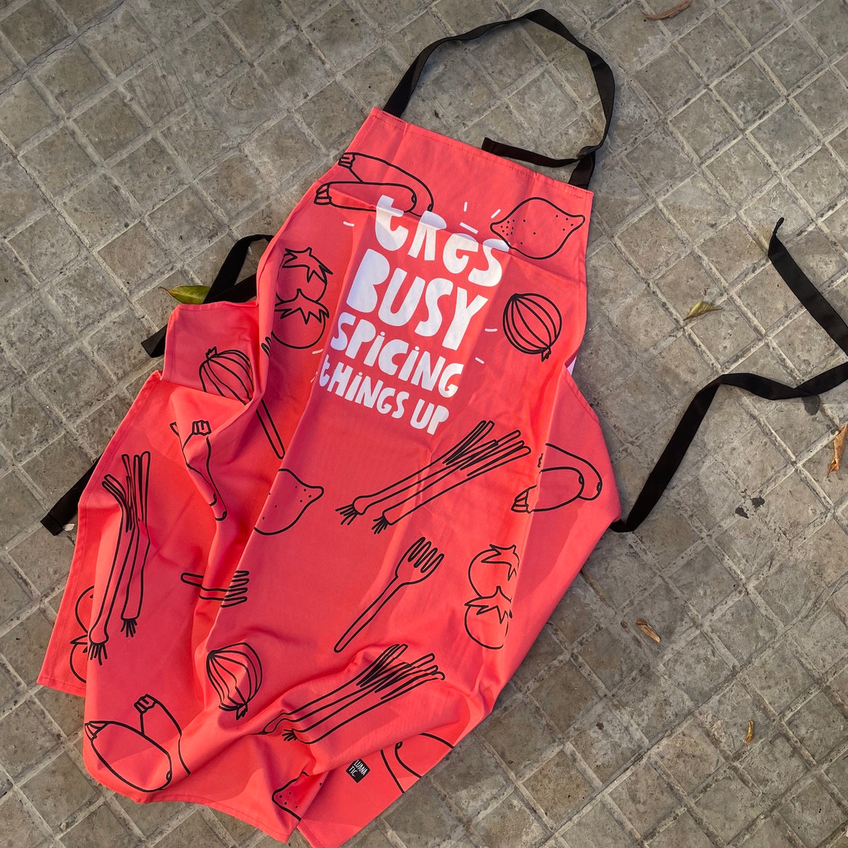 Apron Très Busy Spicing Things Up tablier de cuisine مريول مطبخ وزرة – Luanatic