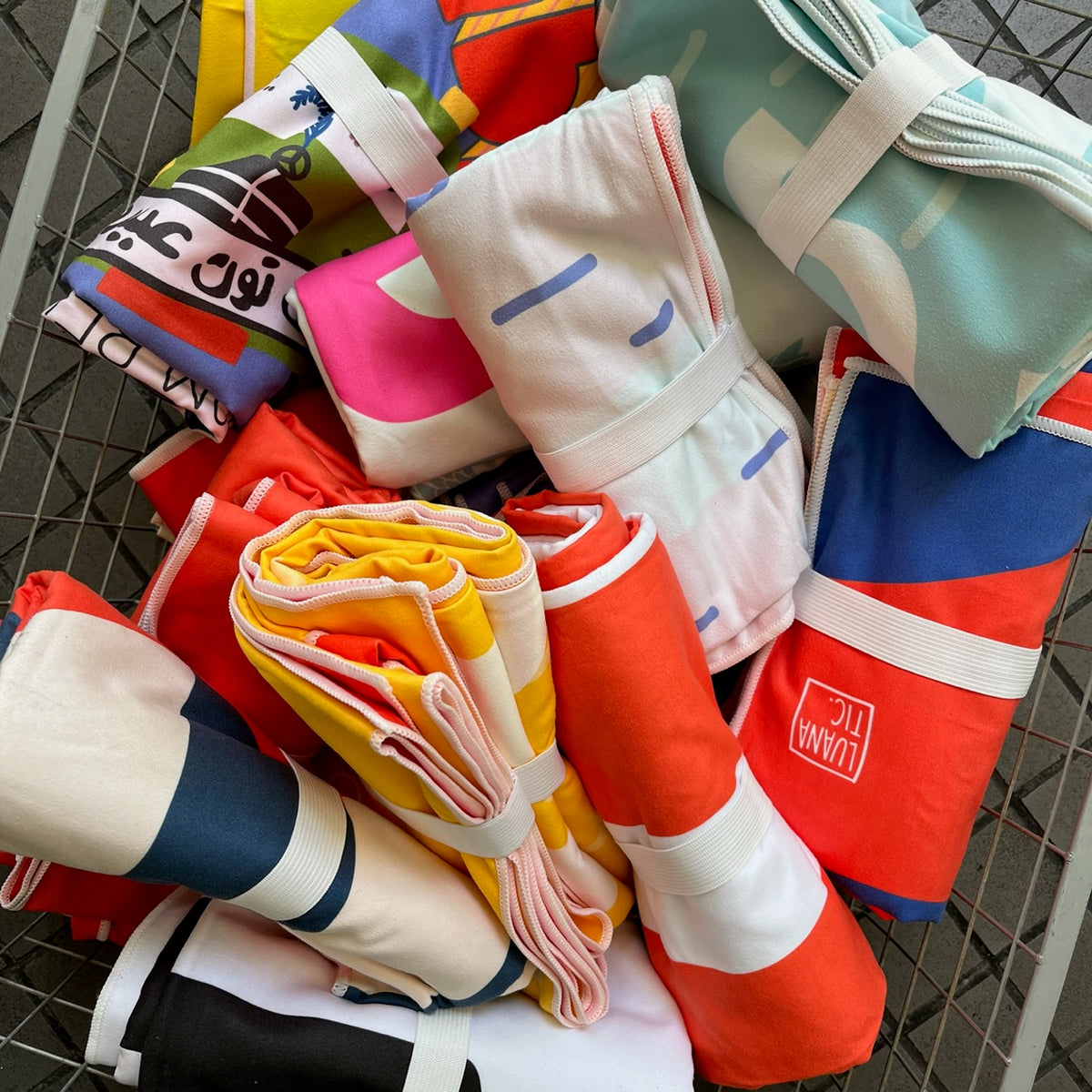 Beach Towel Bahr Très Busy عل بحر Illustrated by Luanatic منشفة