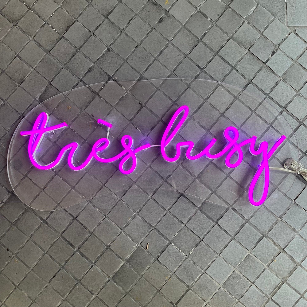 Neon Sign Très Busy by Luanatic